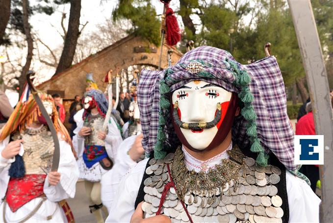 Αποκριάτικα έθιμα στην Ελλάδα: Μπούλες, πειρατές και πετεγολέτσα (vid ...