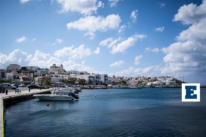 Κυκλαδίτικο τοπίο, καταγάλανα νερά, υπέροχη αρχιτεκτονική: Ο παράδεισος ...