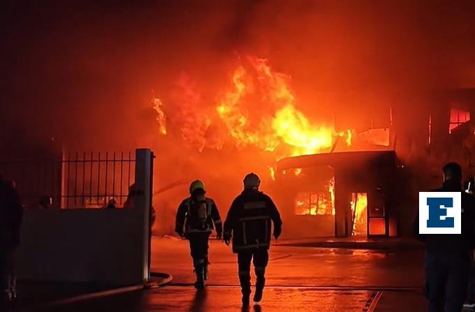 Φωτιά τώρα: Κόλαση πυρός στο εργοστάσιο στο Κορωπί – Τρομακτικό βίντεο ...