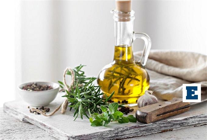 Σπιτικά αρωματικά ελαιόλαδα: 5 συνταγές για έξτρα γεύση σε ό,τι ...