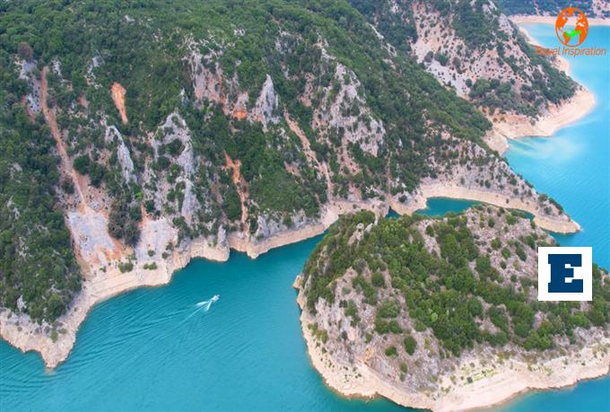 Ταξιδεύοντας με φουσκωτό στη λίμνη Κρεμαστών και στα στενά του Αχελώου ...